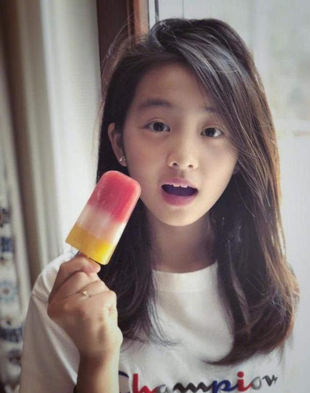 Outstanding appearance of the second generation of stars, Wang Manxi ...