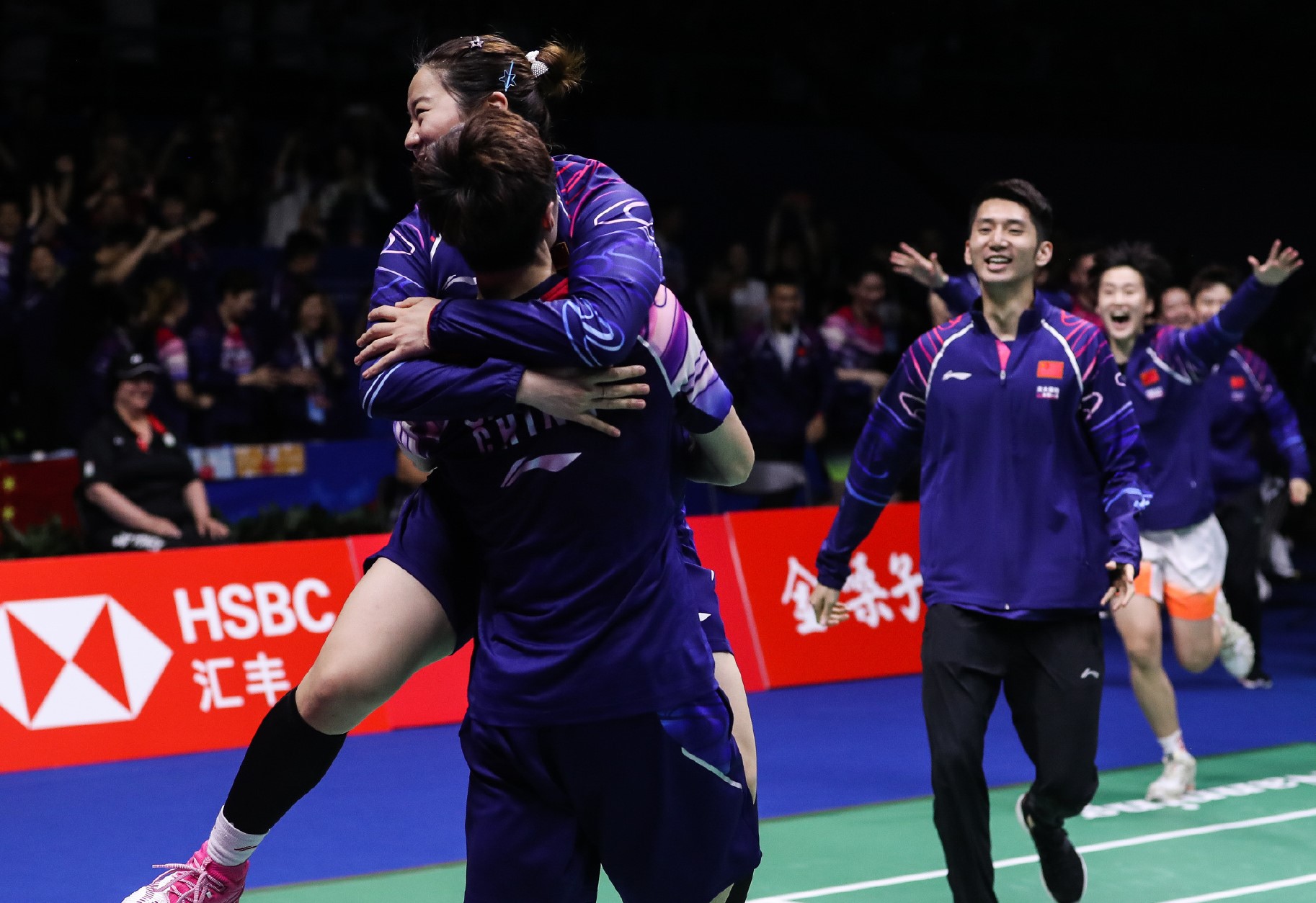 Over two years of exchange of hugs, Jia Yifan and Shi Yuqi were ...