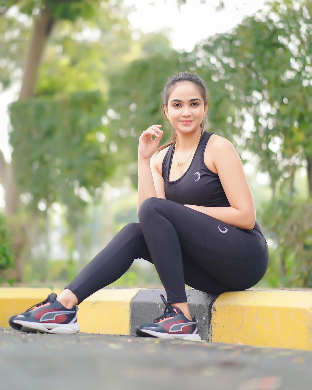 A 168cm tall Indian beauty, her graceful posture makes her look taller ...