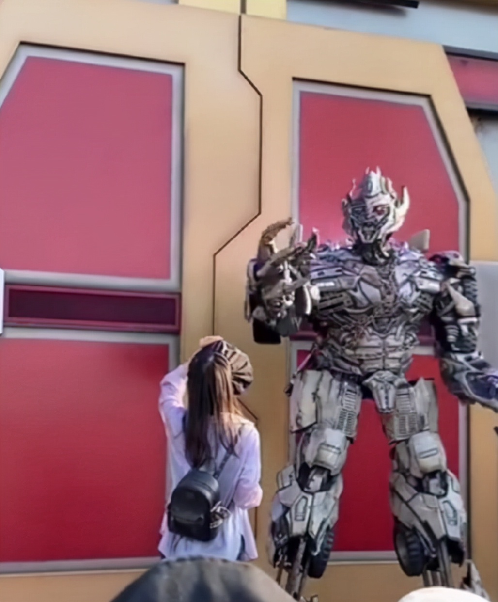 Universal Studios "Talking" Megatron, real people look like this!Stop ...