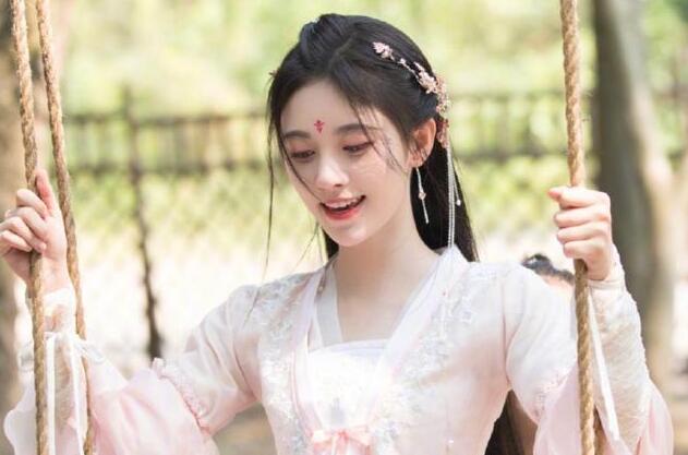 The girl gave the upper couplet: "Six-foot Ling Luo, three-foot waist ...