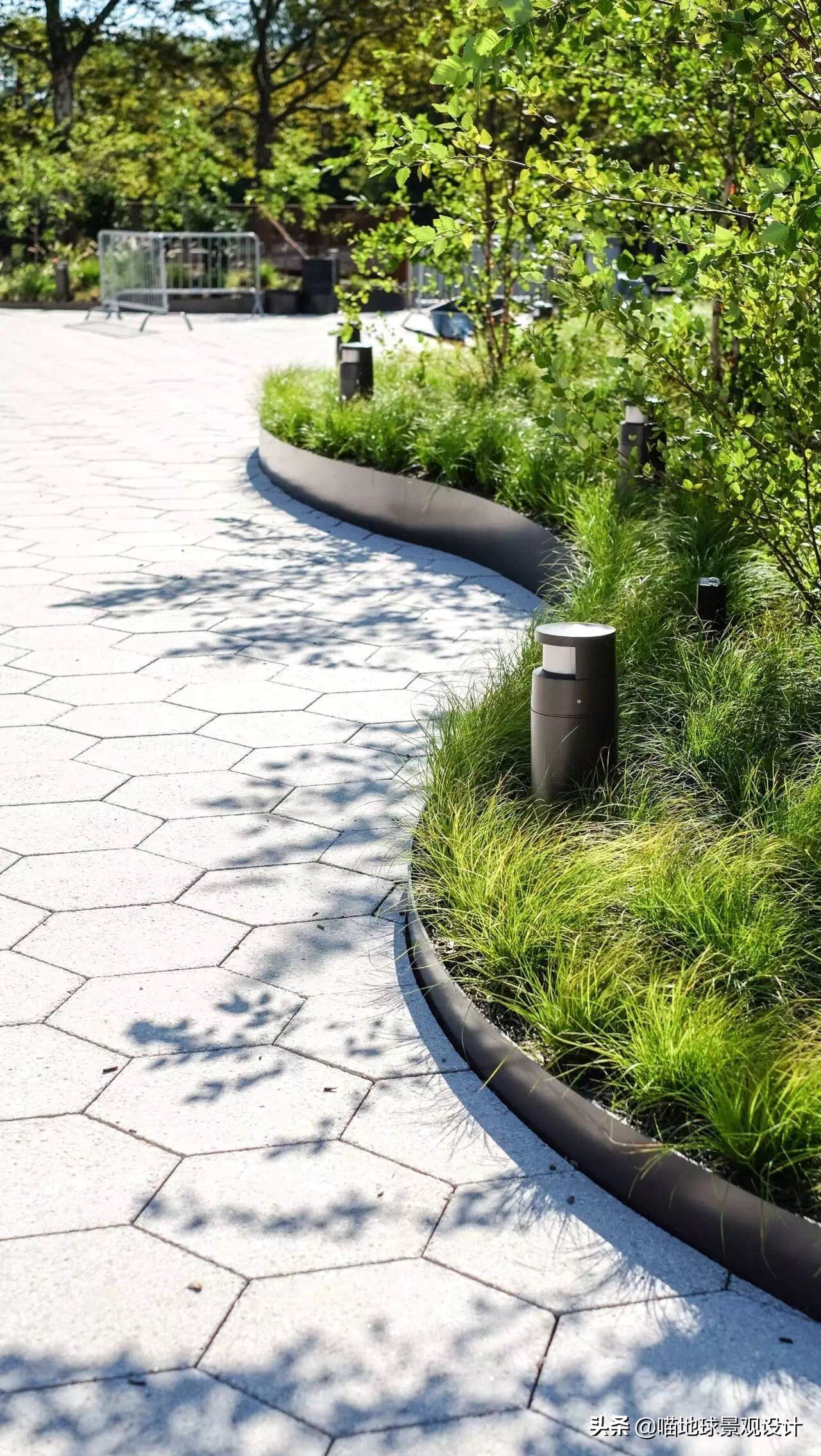Courtyard landscape design: drainage ditch style and detail treatment ...