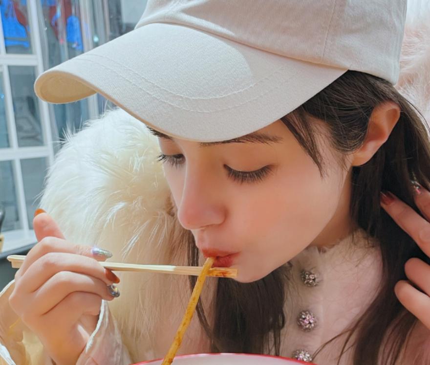 After Jiang Chao announced the news of her second child, Madina posted ...