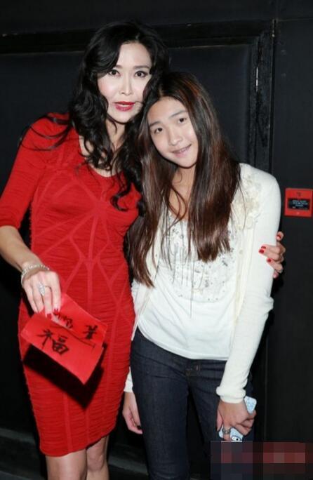 The 53-year-old Ye Yuqing's recent photos revealed that she is a ...