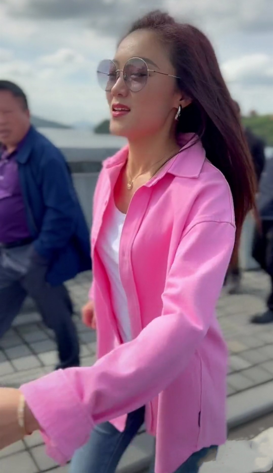 38-year-old Wang Xiaowei posted a singing video!Slightly convex abdomen is suspected to be ...