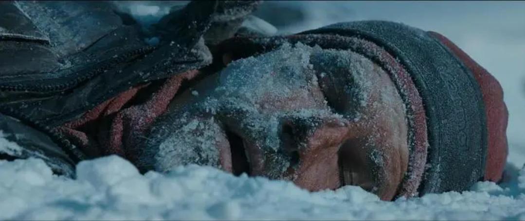 The corpse in the snow is not hanging?Are people freezing to death in ...
