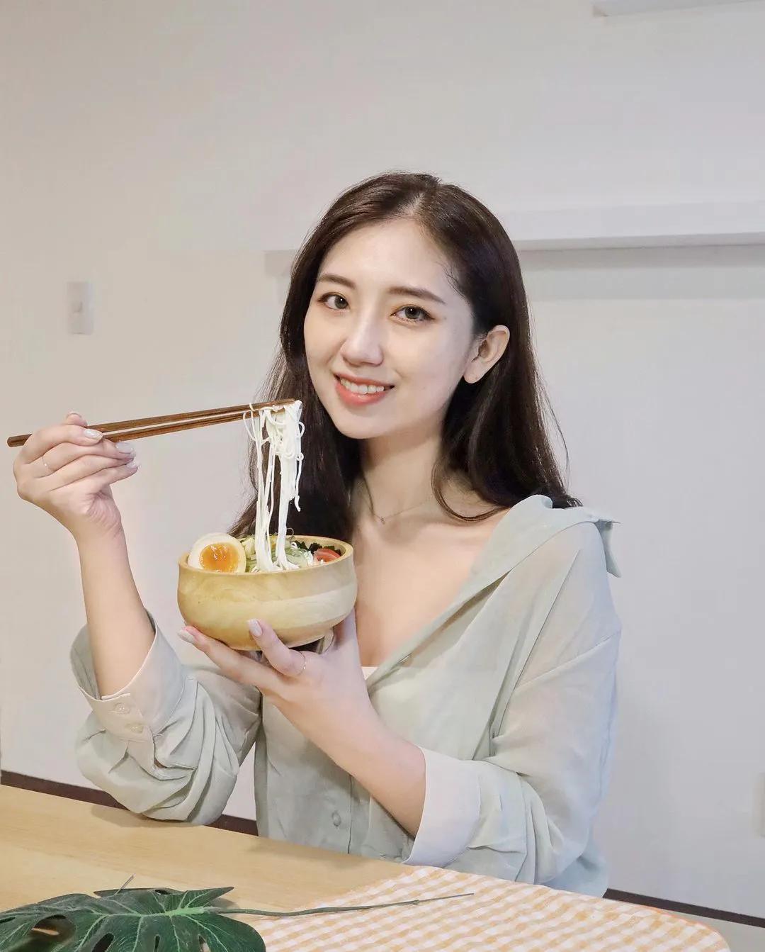 Beautiful fashion model He Zhen, with heavy colors among the flowers ...