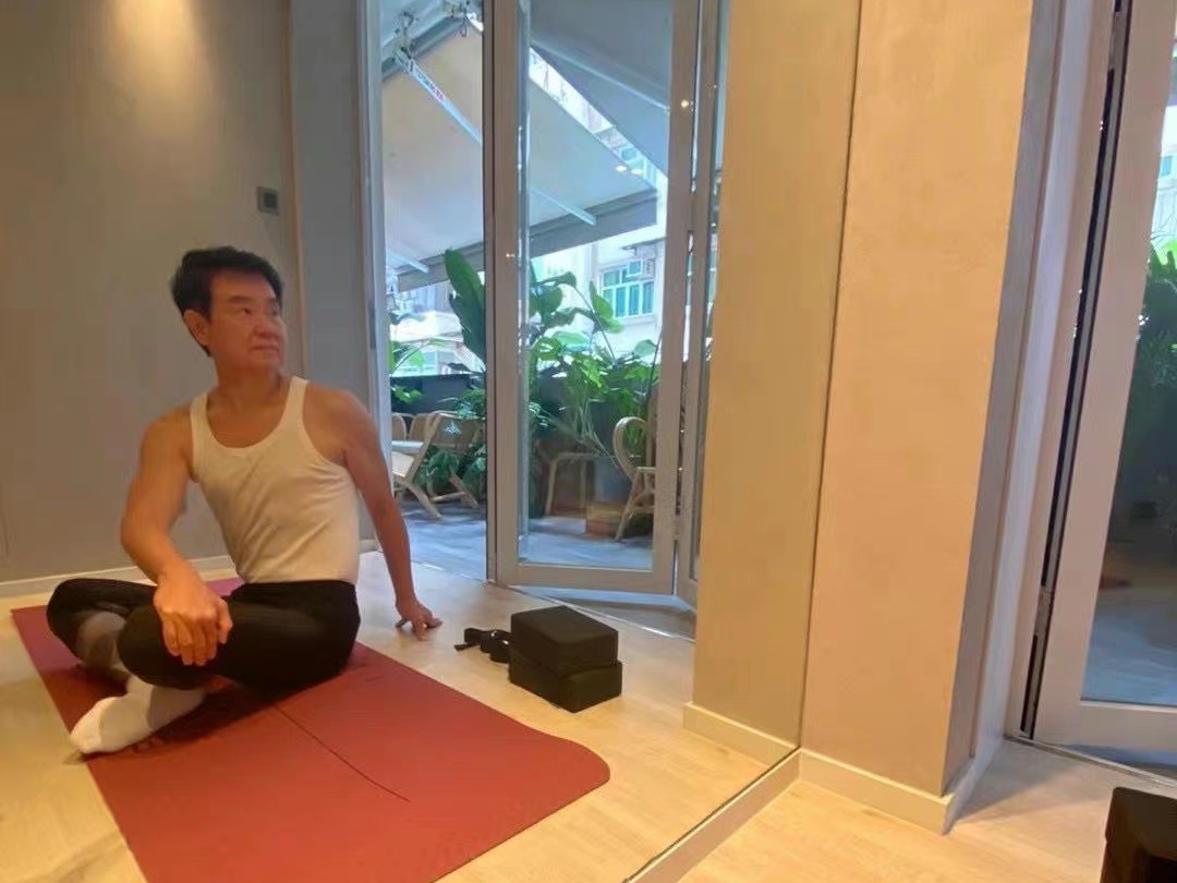 The 75-year-old Huang Baiming takes yoga photos, and his body ...