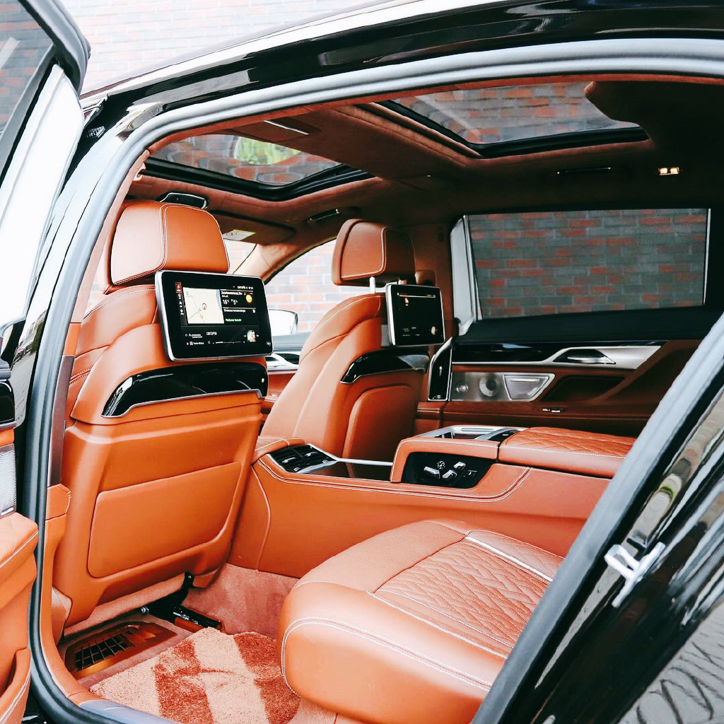 The D-class luxury car is driving very stylish and face-saving. A ...