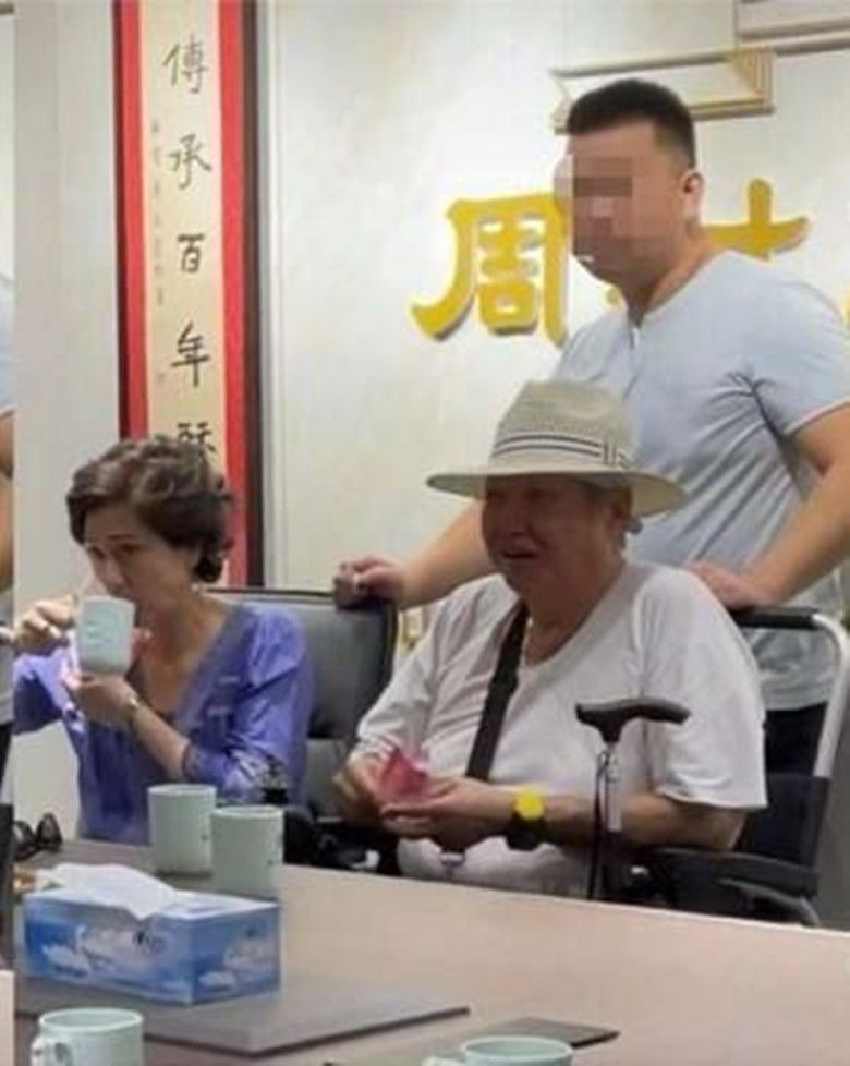 Sammo Hung's wife was photographed on the street, at the age of 56 ...