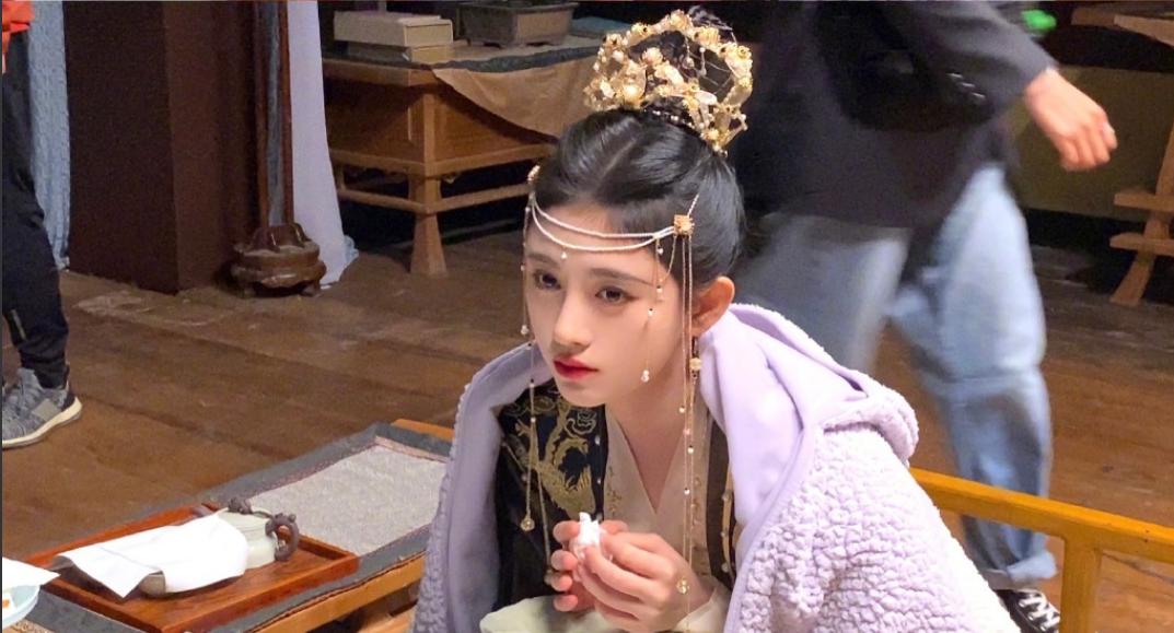 Ju Jingyi posted photos of "Jianan Biography", the costumes are more ...