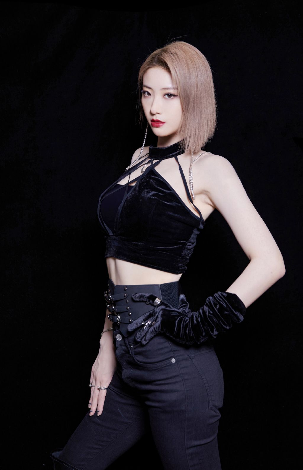Yu Yan: A female singer with good looks and strength - iNEWS