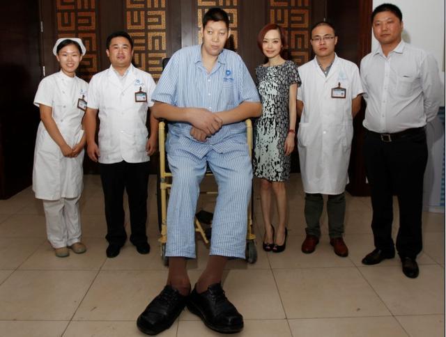 China's first male giant Wang Fengjun: 2.55 meters tall, a head taller ...