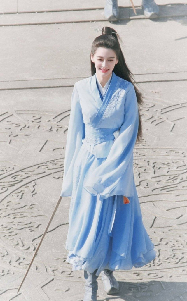 Baby with blue hair styling selfie, face-hit hero Jinx was praised for ...