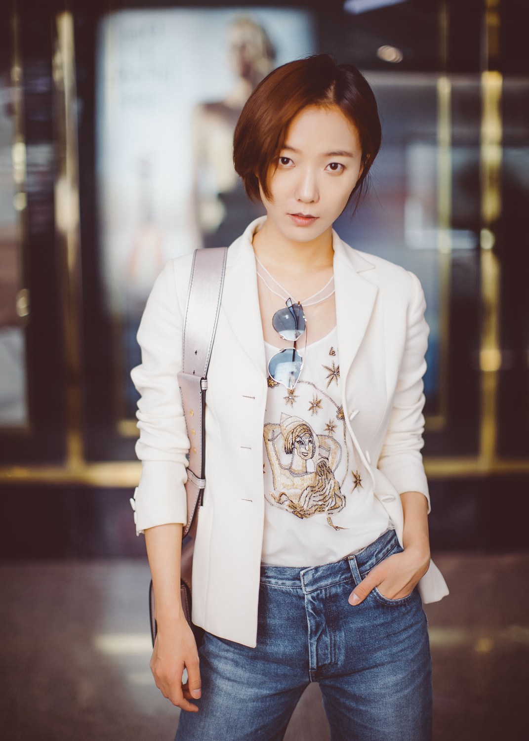 "Goddess" Wang Luodan's thin gold body "Tengfei" hit the hot search, and his hard pen ...