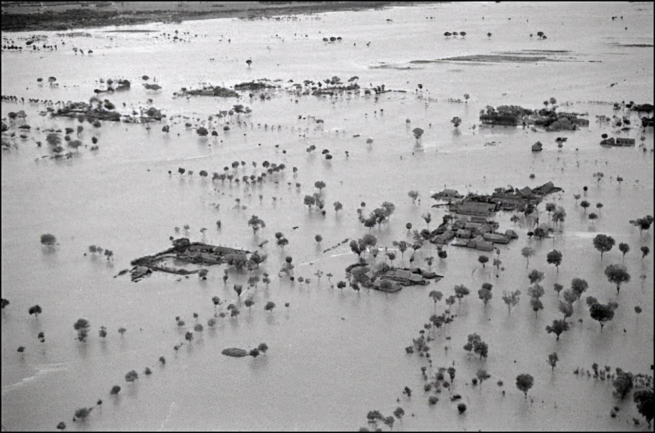 In 1938, the Yellow River in Huayuankou broke its dyke.How much ...