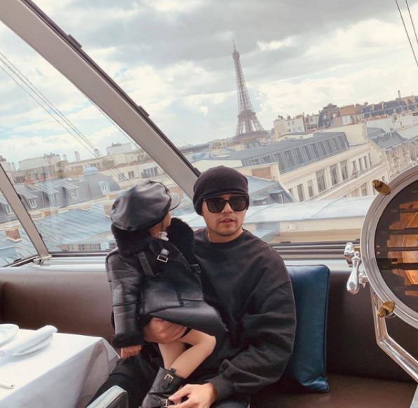 There is a kind of "show off wealth" called Jay Chou, who has a high ...