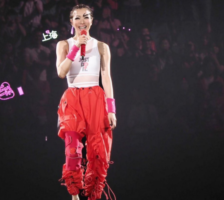 Sammi Cheng unveiled his extraordinary concert styling, with two ...