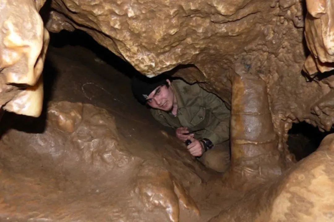 A mysterious map brings a large number of visitors to the Hell Cavern ...
