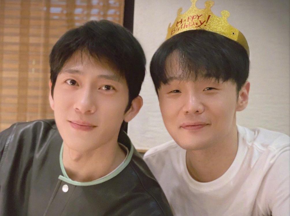 Jing Boran took a photo to celebrate Li Ronghao's birthday, the ...