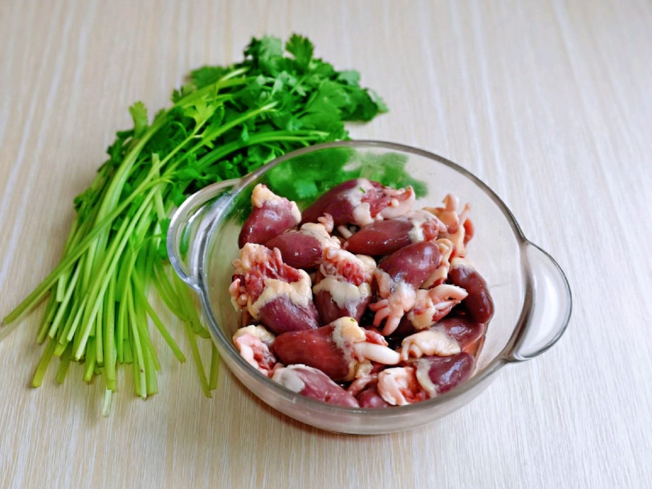 Celery is paired with duck heart, simply stir-fried, it is a delicious ...