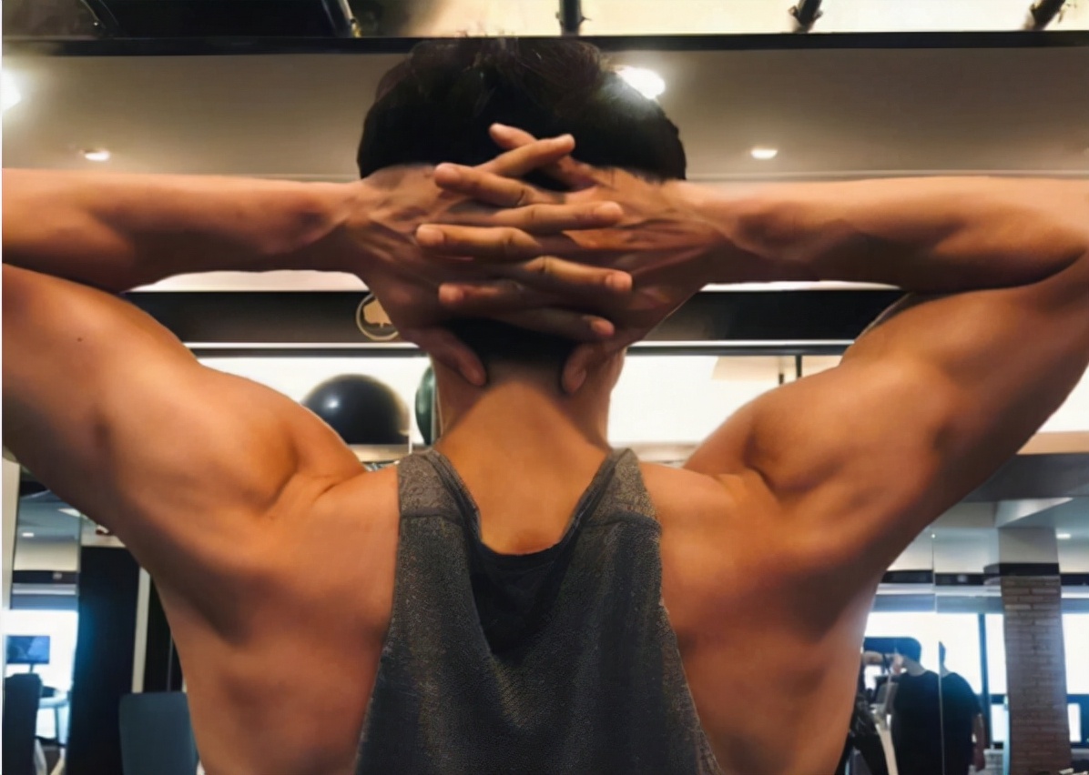 The 42-year-old Han Xingliu's arm muscles are too strong, and the chest ...