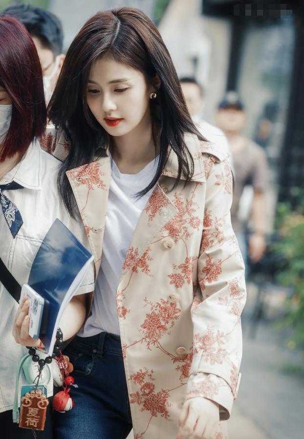 Bailu Airport appeared to be snapped, milk tea color suit showing ...