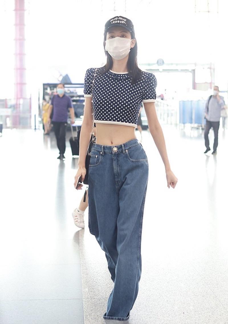 Qiao Xin really knows how to wear it, a black polka dot waistless T ...