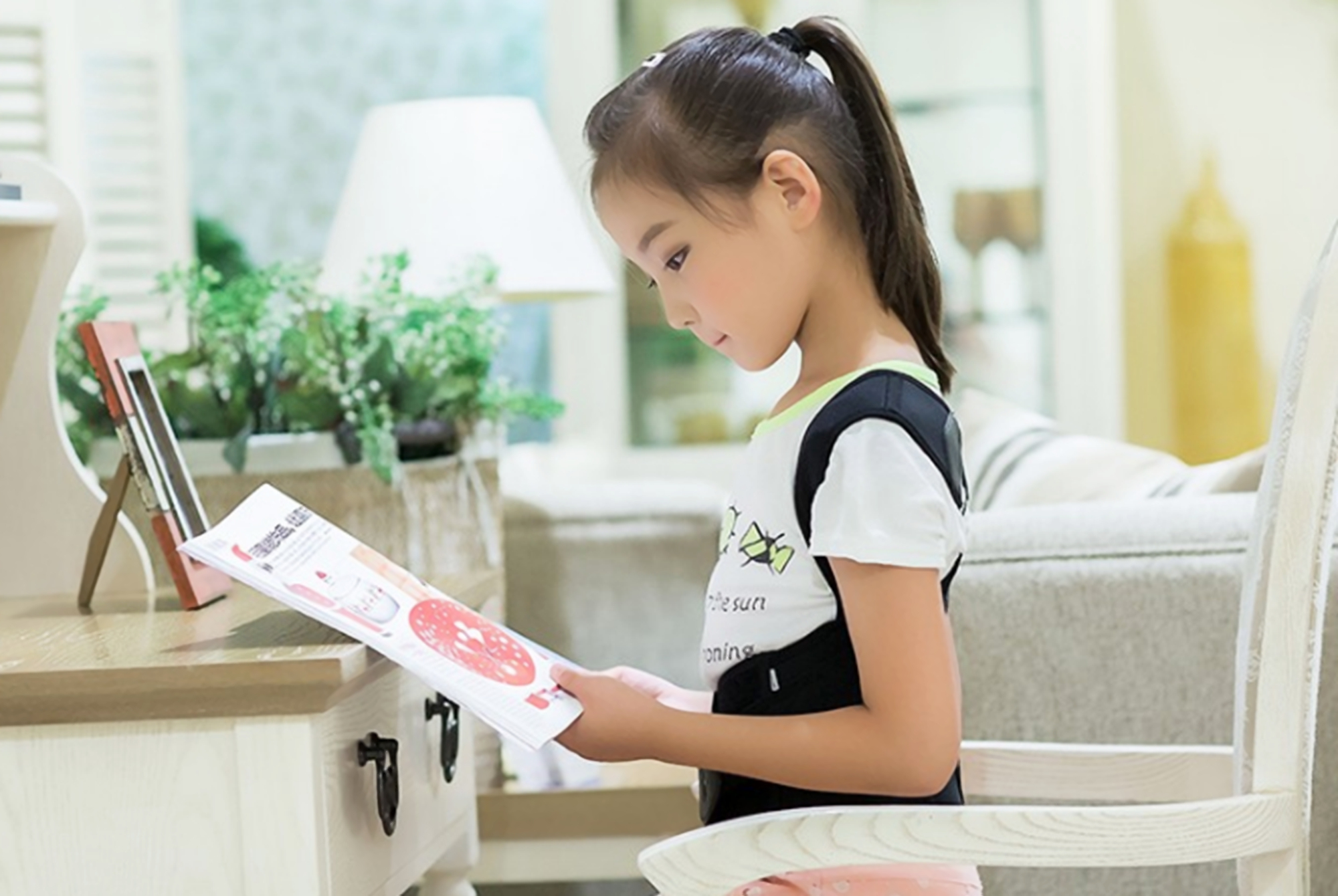 Children hunch back, brute force correction is not advisable, these ...