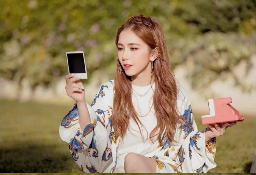 Deng Ziqi is on fire again!Many songs have been played over 100 million ...