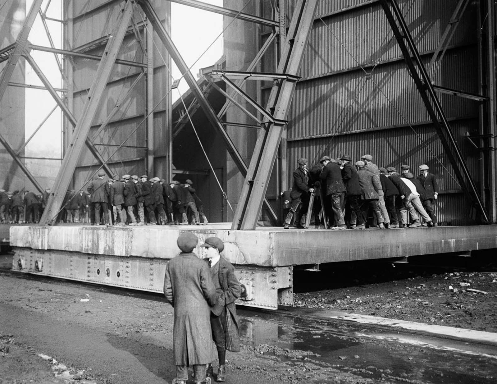 Wonderful old photos of the British R33 airship and reveal its history ...