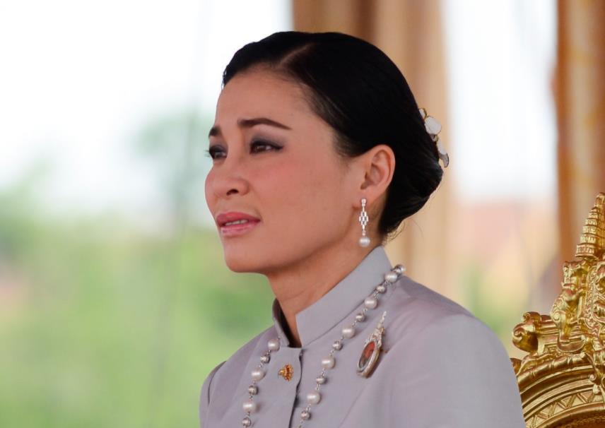 The old photos of Sutida's bodyguard were turned out, with chest and neck leaning forward ...