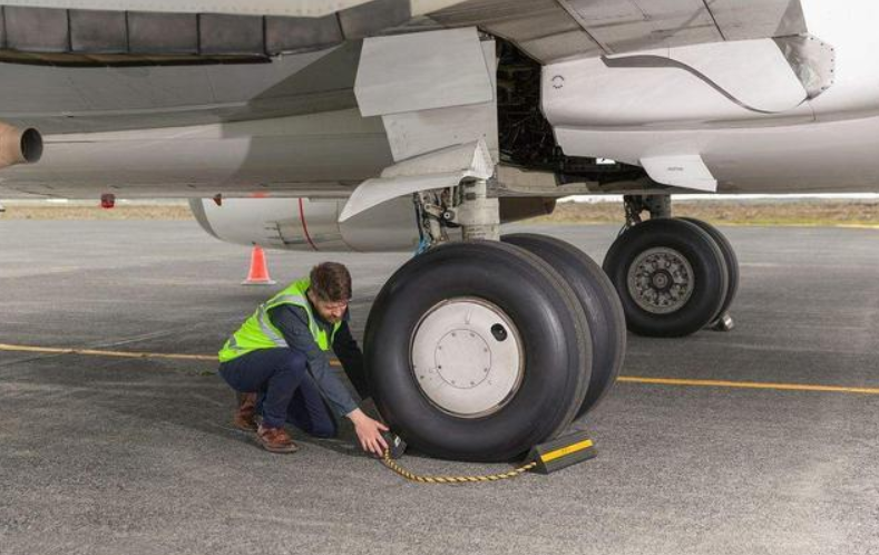 Popular: When the plane is landing, the tire will bear huge pressure ...