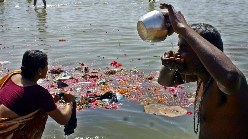 The Ganges River is full of garbage and remains. Why do Indians dare to ...