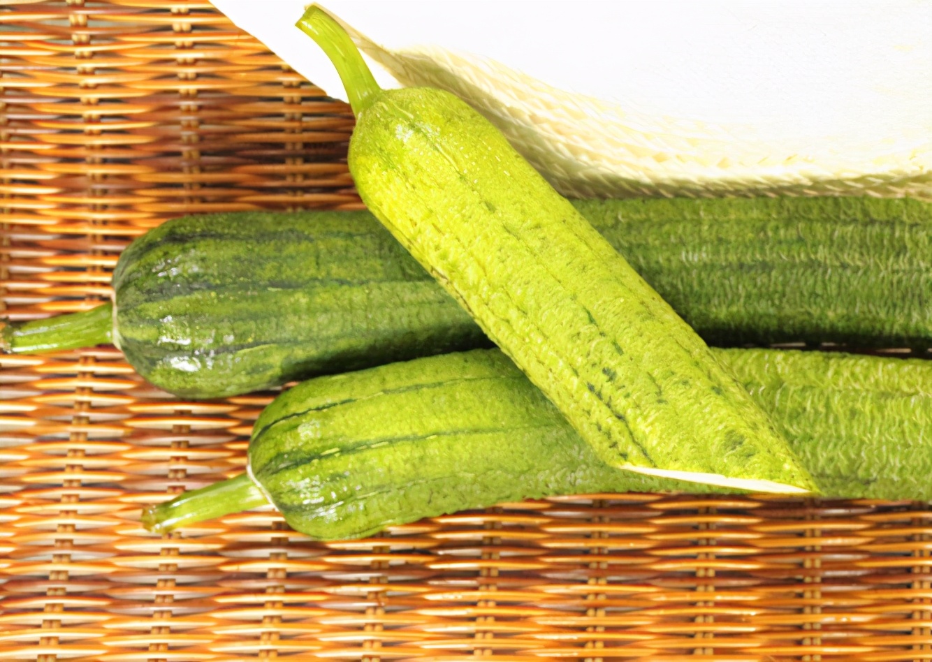 When frying loofah, you can't just pour the oil and stir-fry directly ...