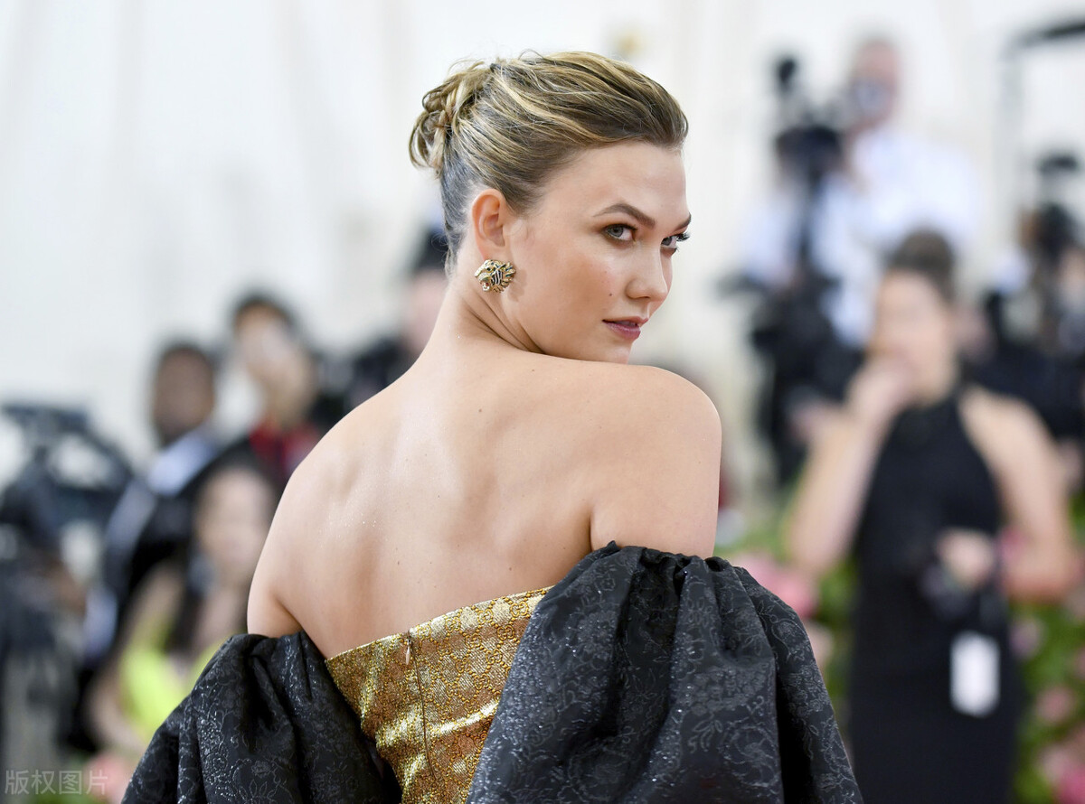 Carly Klaus: golden breast wrap dress, sexy and charming, charming - iNEWS