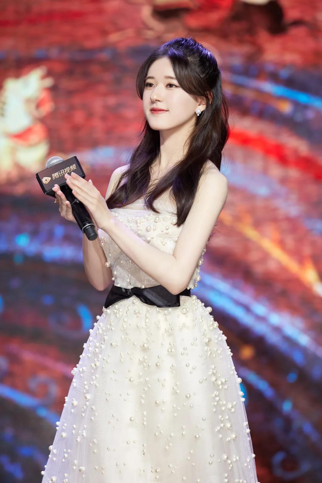 Say goodbye to wigs, Zhao Lusi's "tou and face" hairstyle is super thin ...