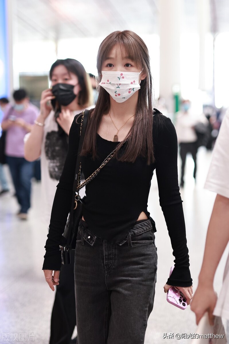 Street shot: Xu Mengjie wearing a mask appeared sweet and lovely big eyes smart and energetic ...