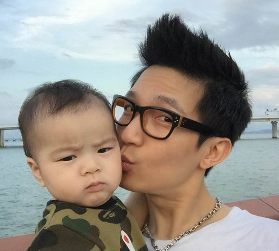 Close family portrait of Chen Chusheng, wife and son - iNEWS