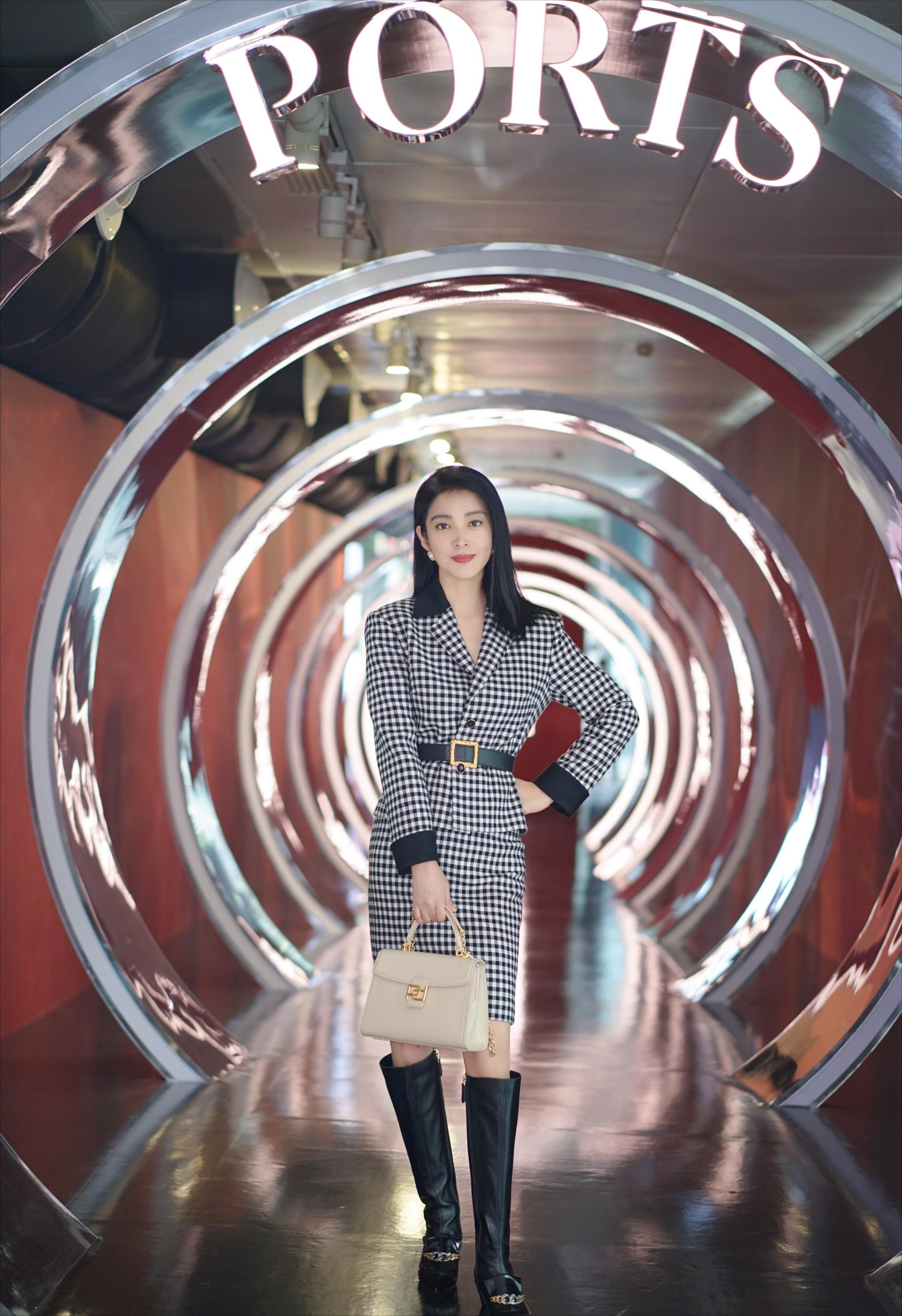 Sisters of Li Bingbing rarely fit together, Li Xue wears short skirts to expose her short ...