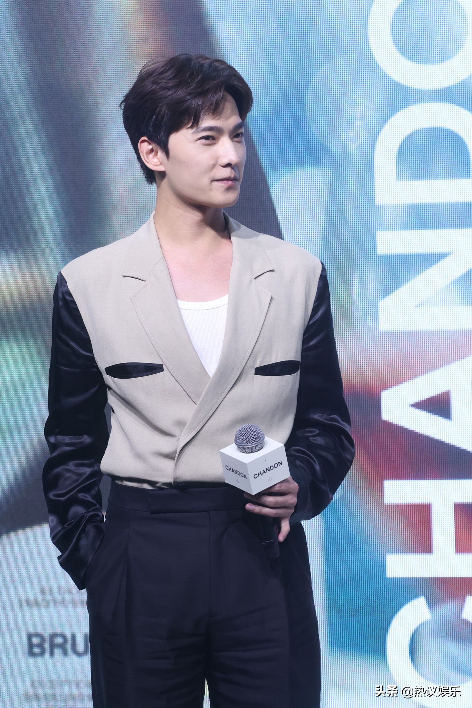 Yang Yang appeared in a brand event with a color matching suit and ...