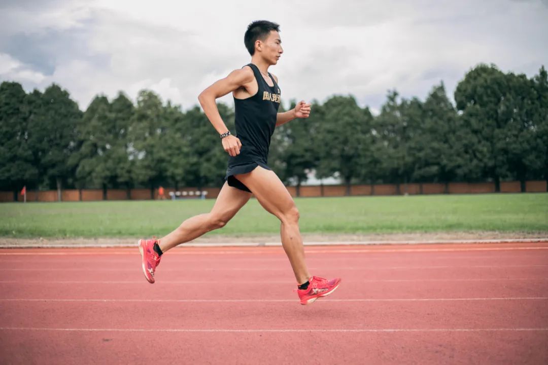 Peng Jianhua, a Chinese marathon runner, must climb to the finish line ...