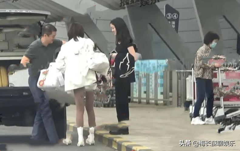 Li Yapeng and his 19-year-old girlfriend showed up at the airport ...