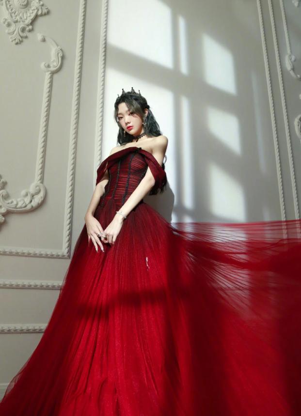 Li Ziting updated the MV highlights, a tube top dress with a beautiful ...