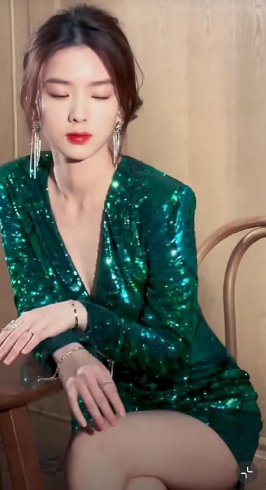 Sun Ning Zhuangshan Ni Ni and Ju Jingyi are also low-cut dresses, but ...