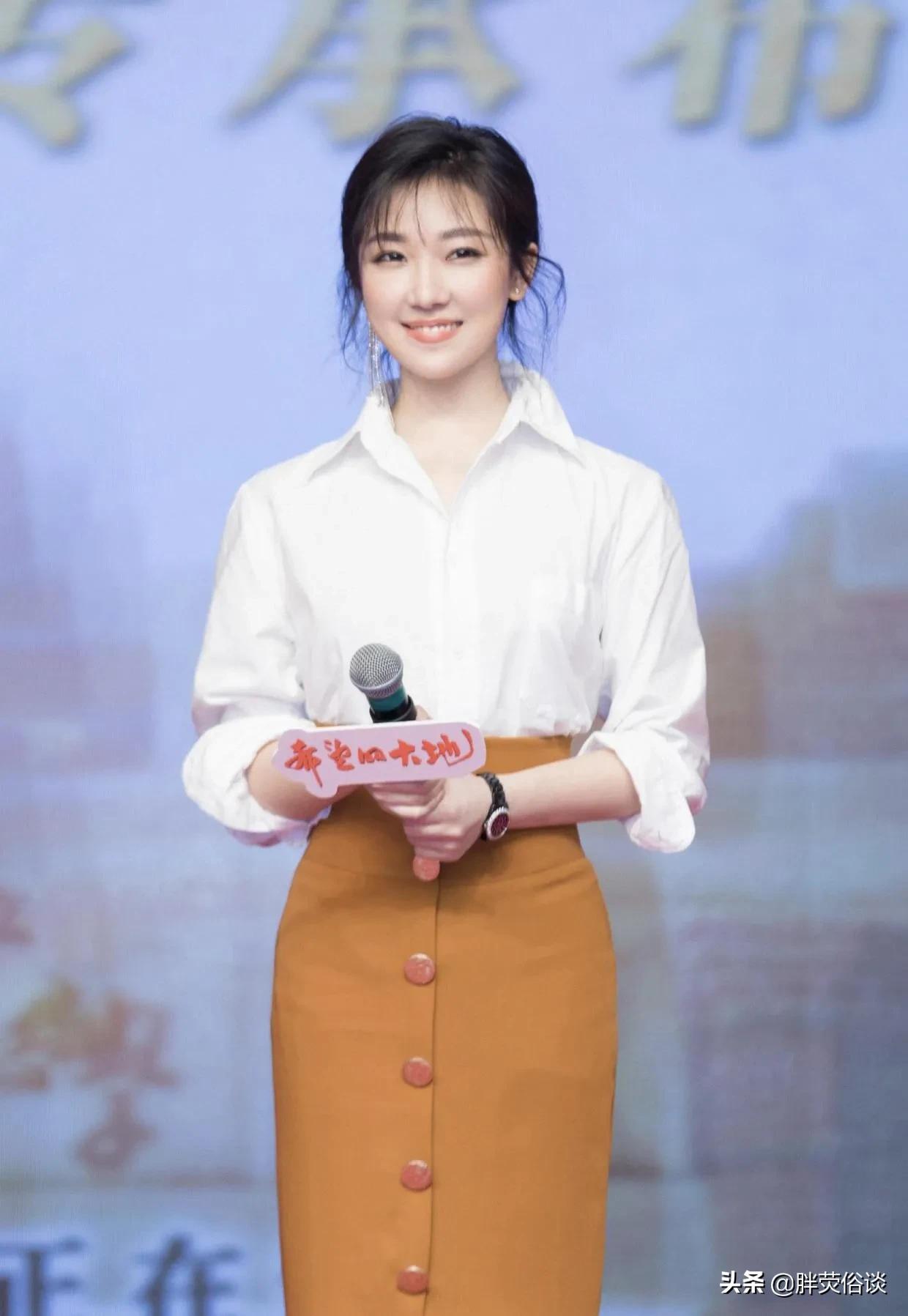 Jian Ren Zi is dressed in a simple white shirt and a brown skirt with a ...