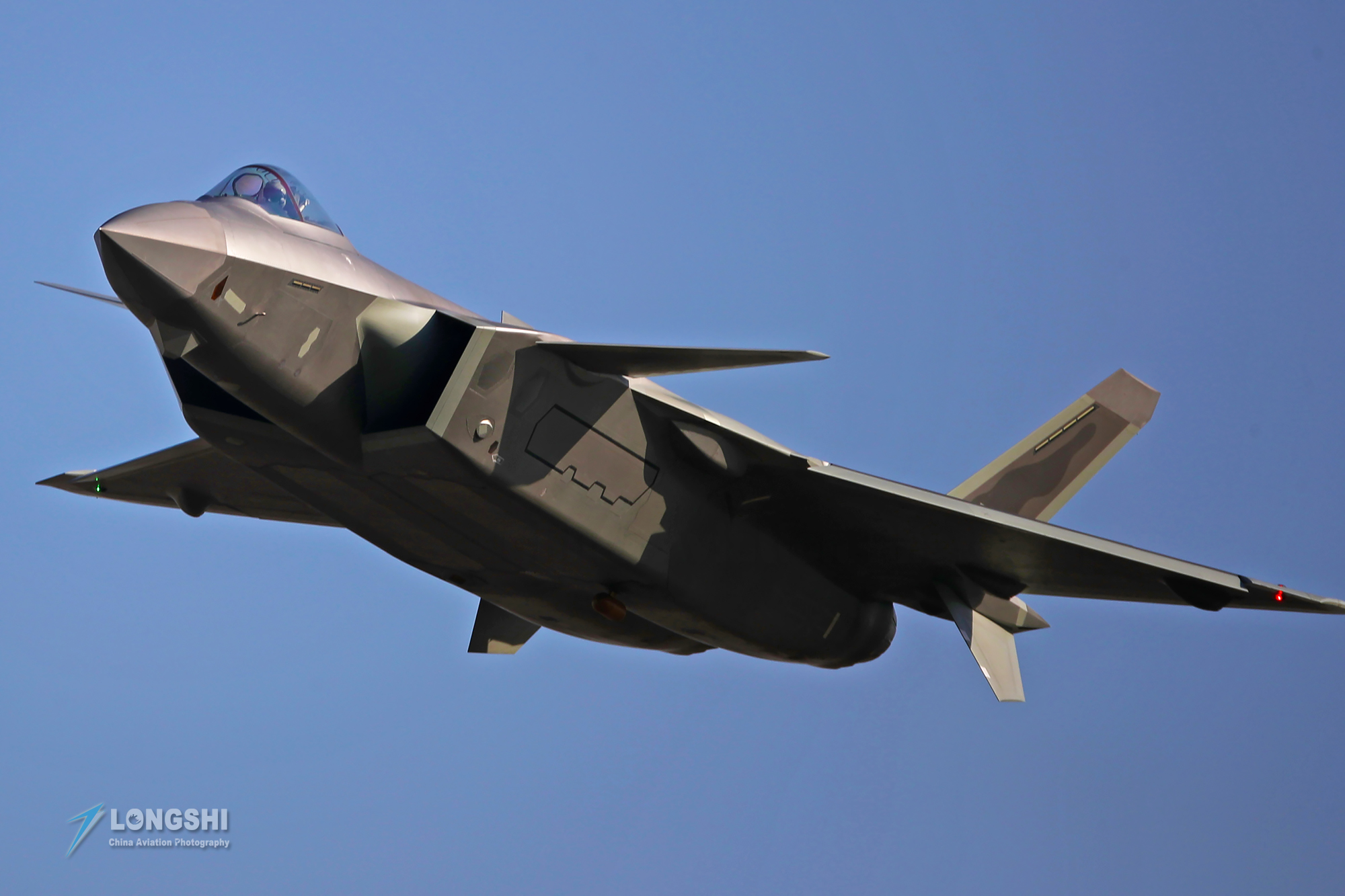 The J-20 fighter jets made their debut, 15 aircraft in 3 formations ...