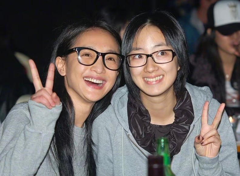 Zhou Xun's makeup photos were exposed 13 years ago. The black-framed glasses were full of ...