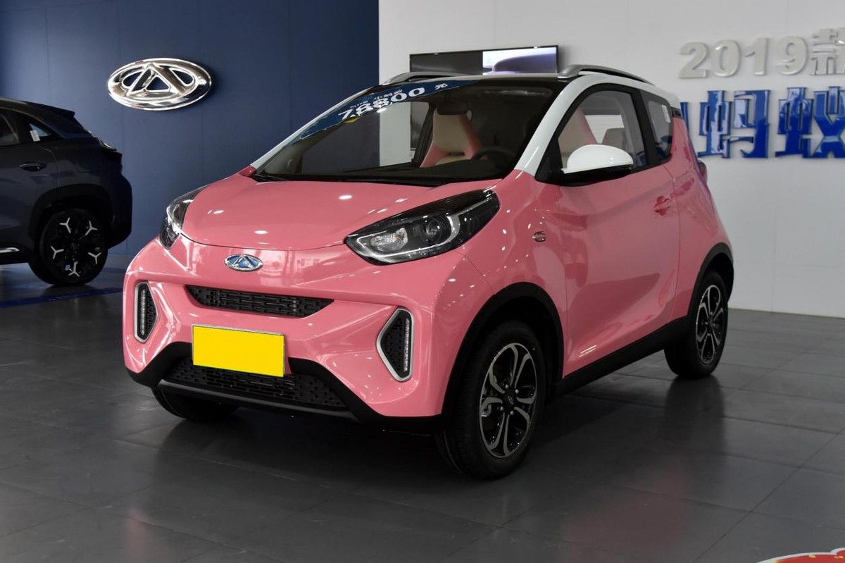 A hatchback car suitable for young ladies, cute in shape, all three ...