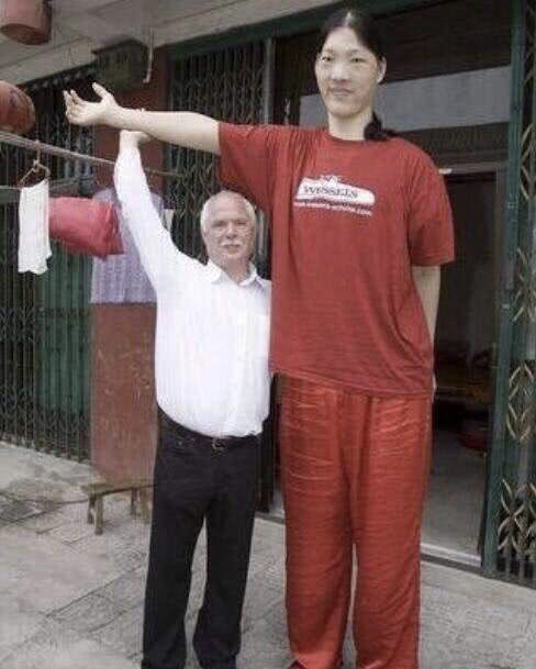 China's female giant Yao Defen: 2.36 meters tall, 10 centimeters taller ...